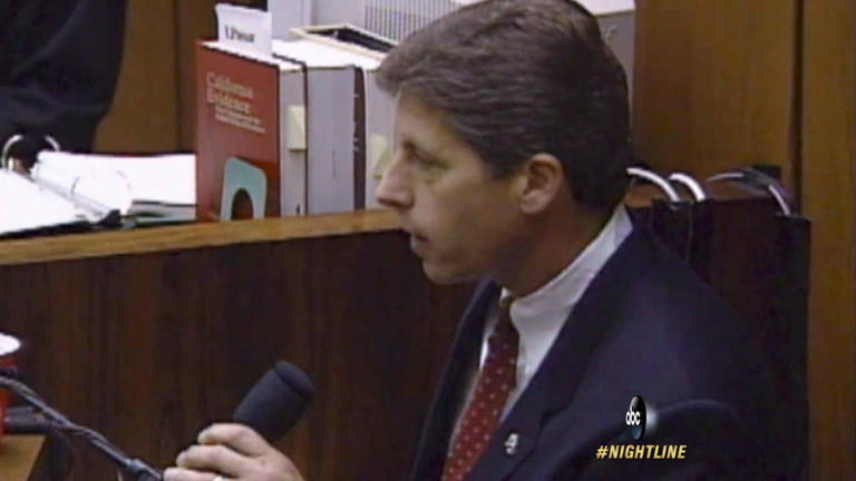Morto Mark Fuhrman, l’uomo che trovò il guanto di OJ Simpson: perché ...