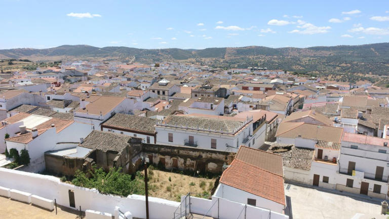El castillo medieval que domina este pueblo de Huelva y que cuenta con ...