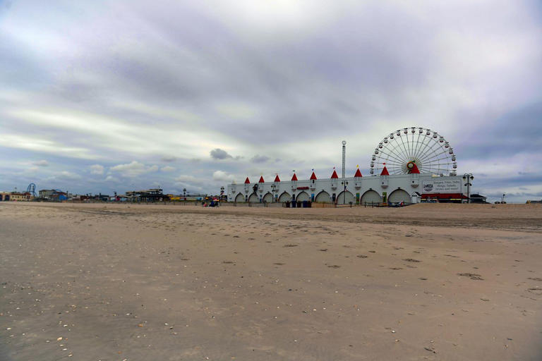 19-year-old man vanishes after being hit by wave while boogie boarding ...