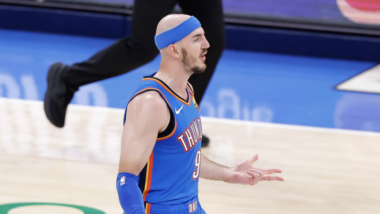 Alex Caruso under fire for shoving cameraman entering OT vs. Spurs