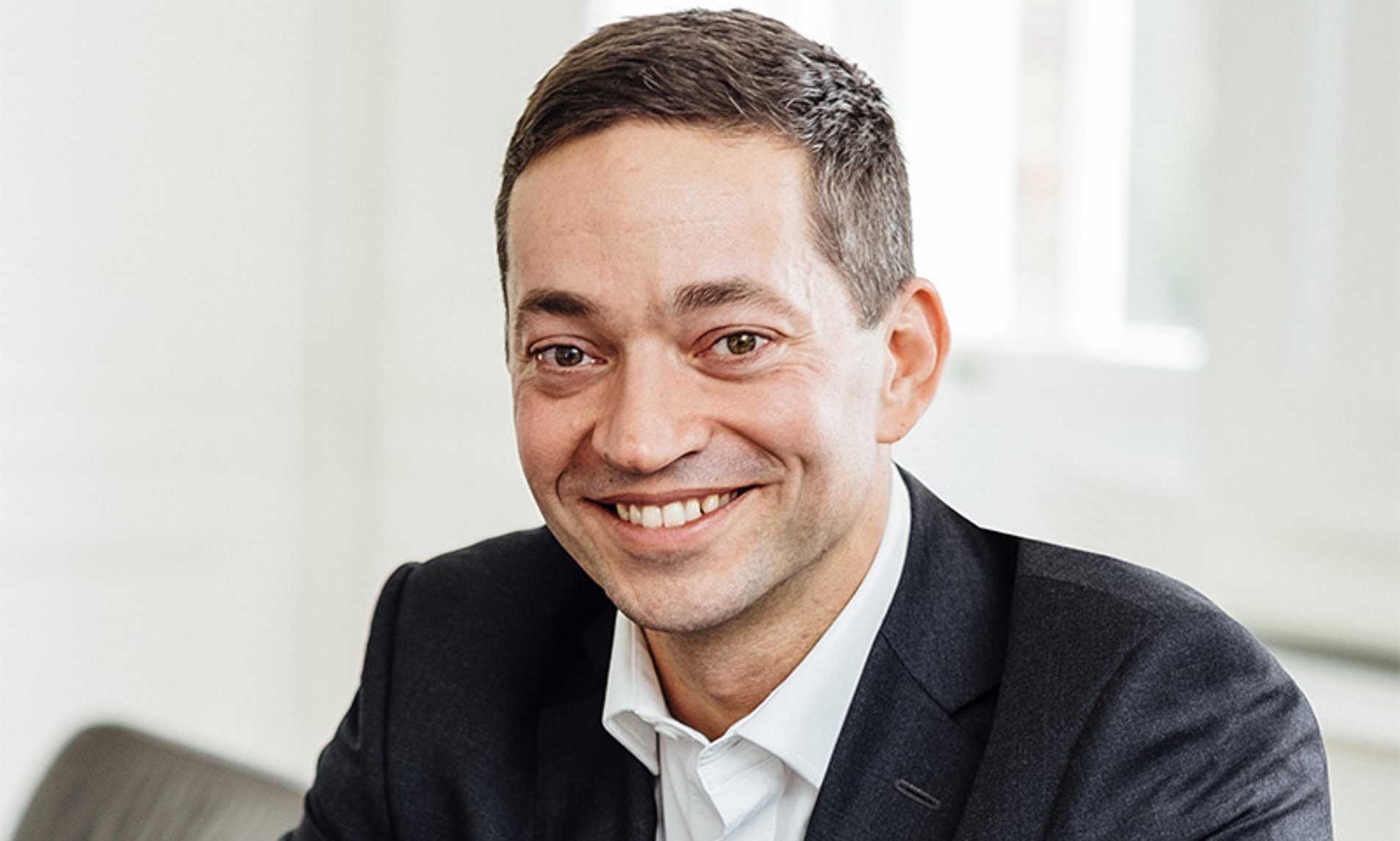 Outgoing Currys boss defies high street gloom as retailer boosts profit ...