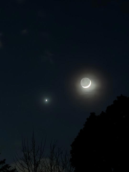 Moon and Venus stuns the night sky hand-in-hand Monday night