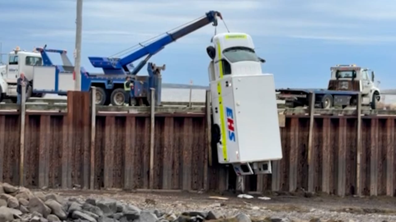 Crew hauls ambulance that went off Annapolis Royal wharf