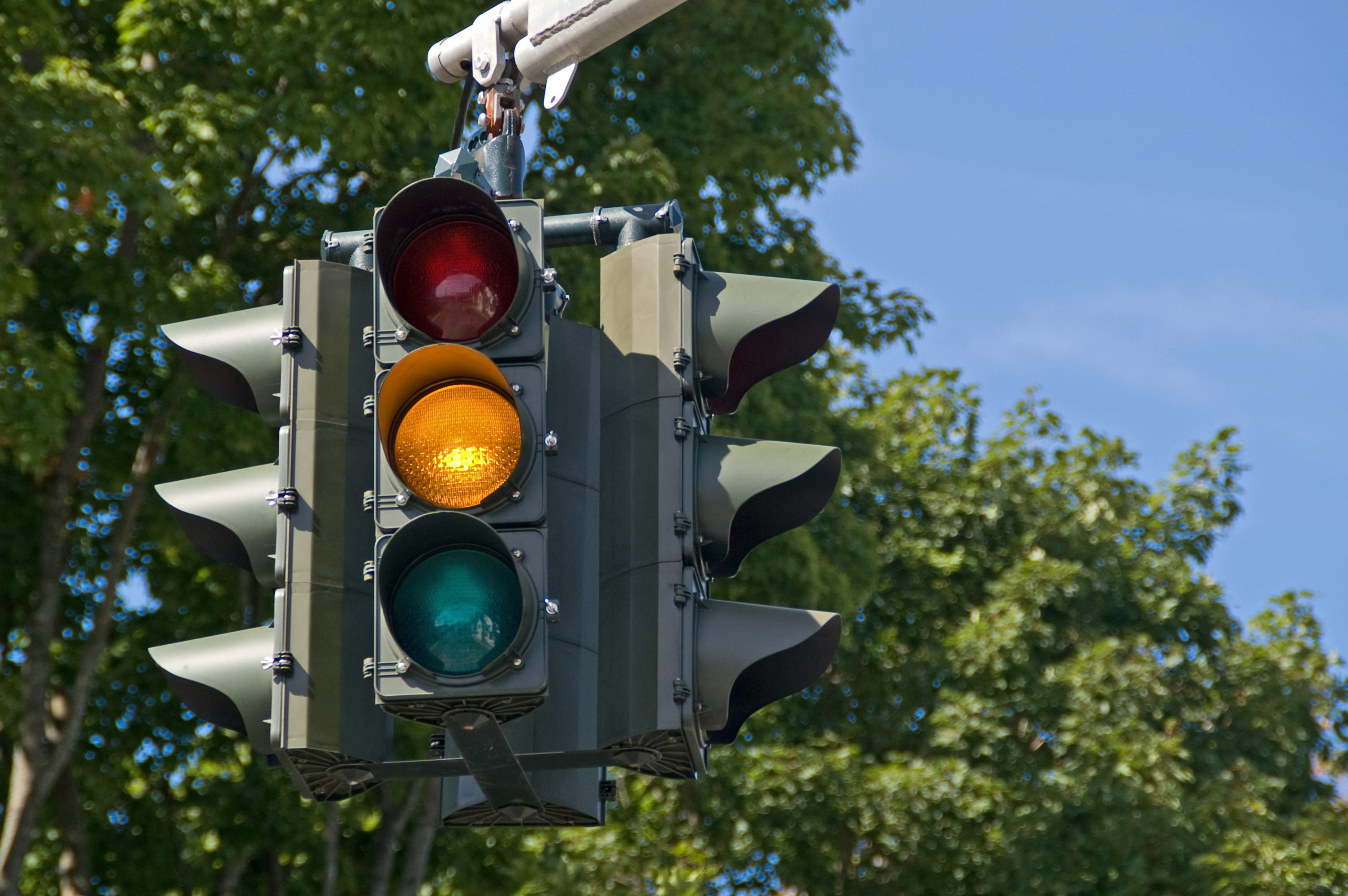 Is it legal to turn right on a red light? What Arizona law says