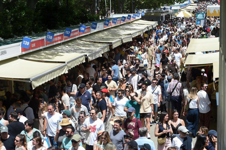 El humor toma una Feria del Libro marcada por la visita del Papa ...