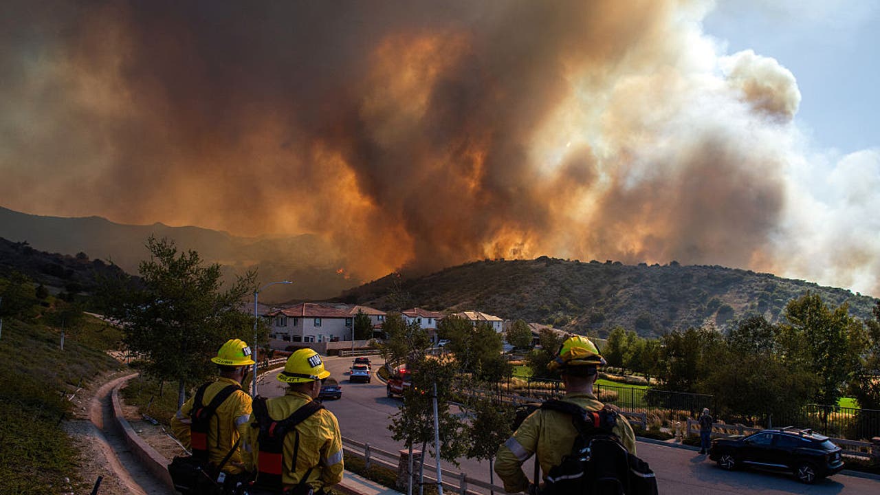 Sandy fire in Simi Valley destroys home, forces thousands to evacuate
