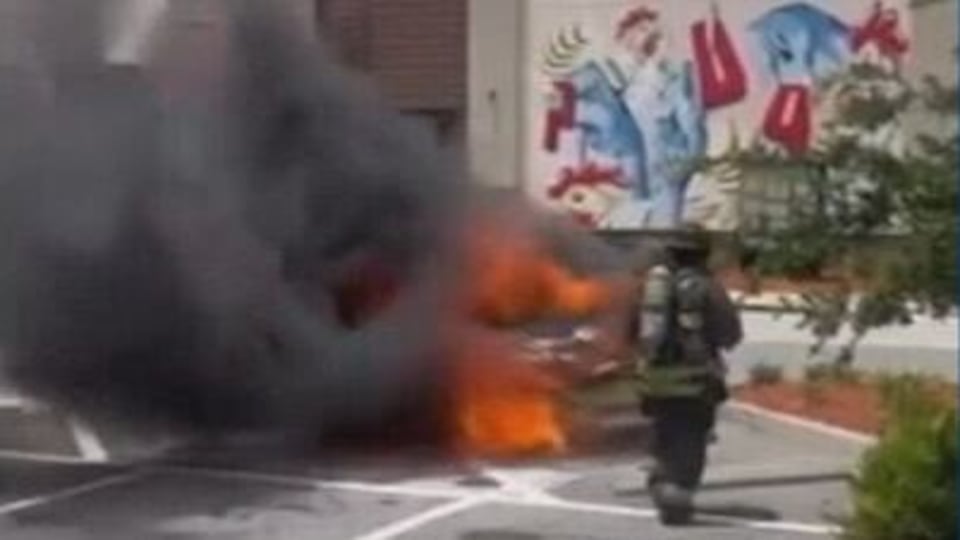 Car bursts into flames at Orlando chicken restaurant
