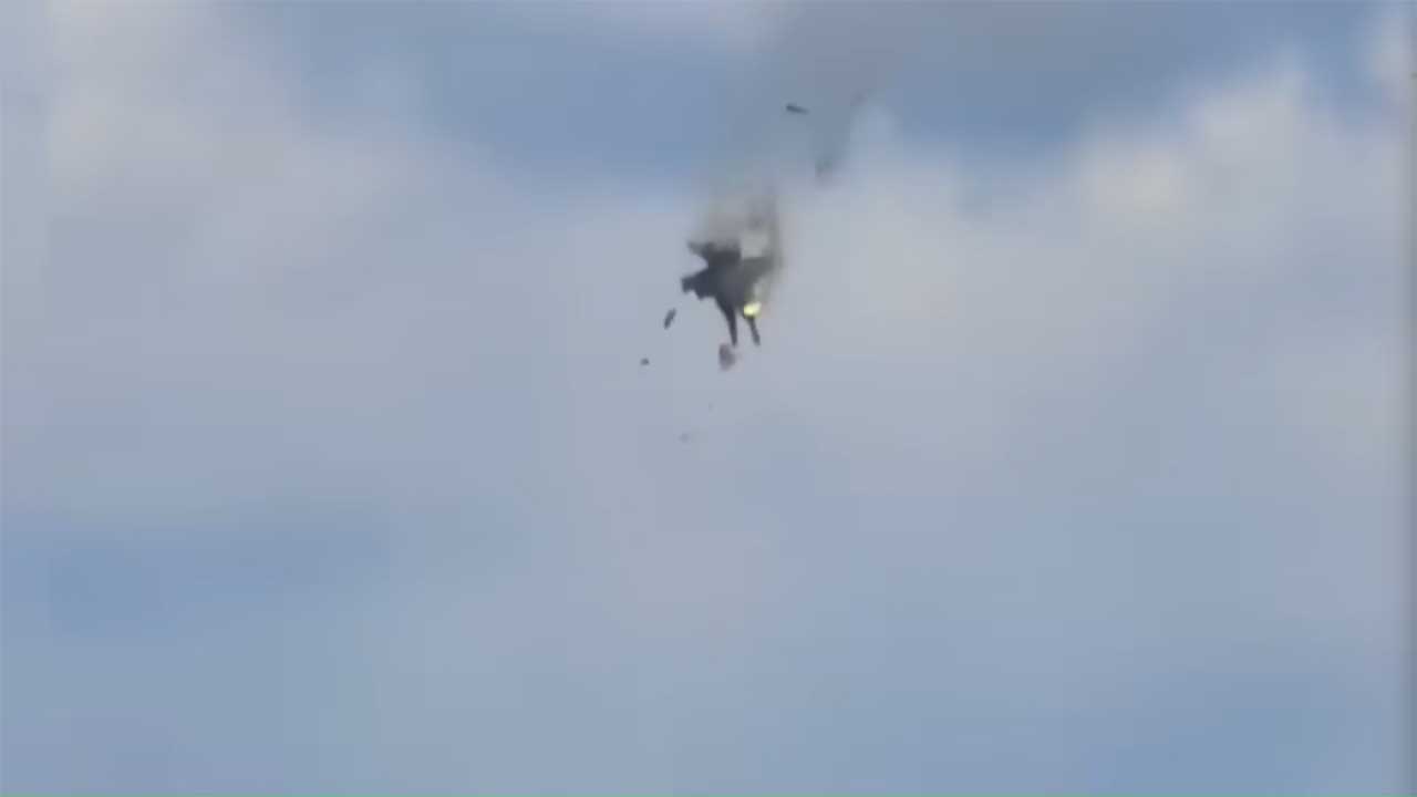 Two Navy EA-18G Growlers just collided mid-air at an Idaho air show ...