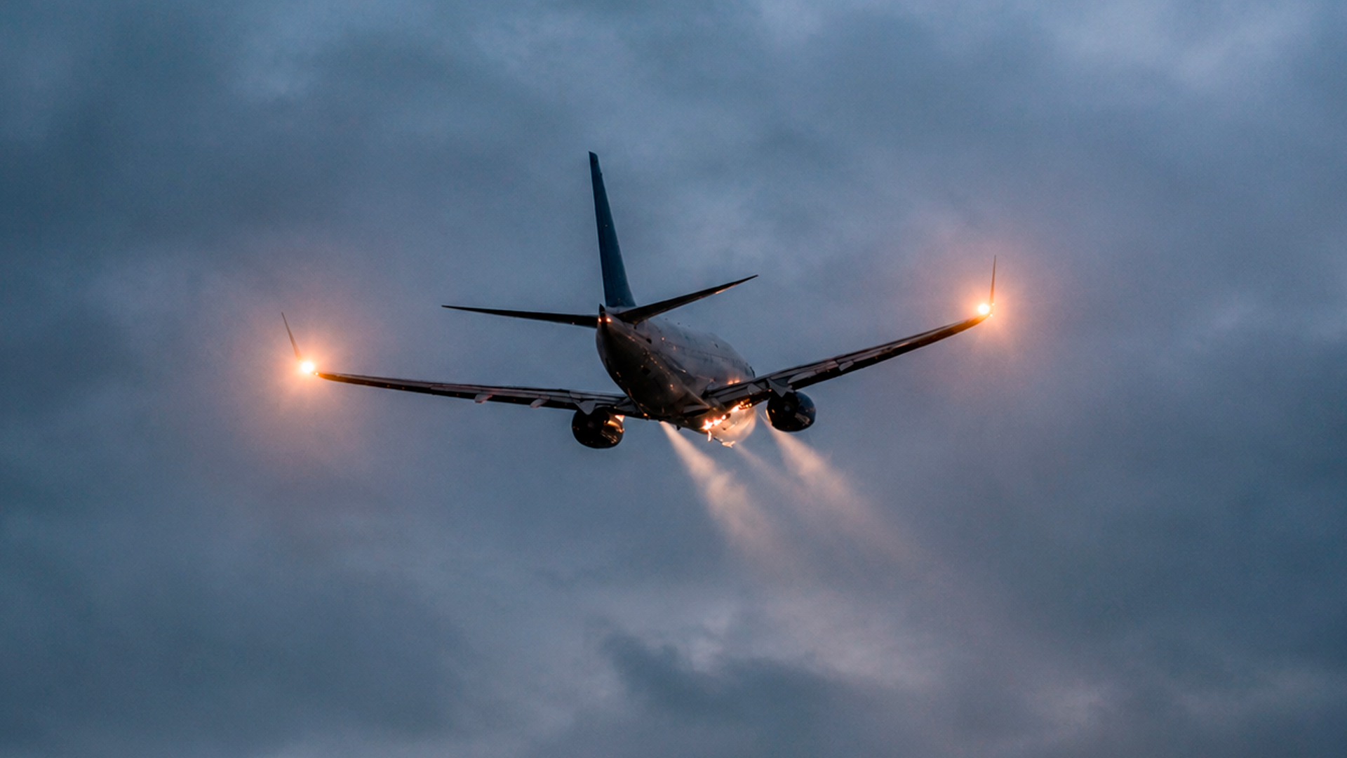 Planes miss approach in storm conditions