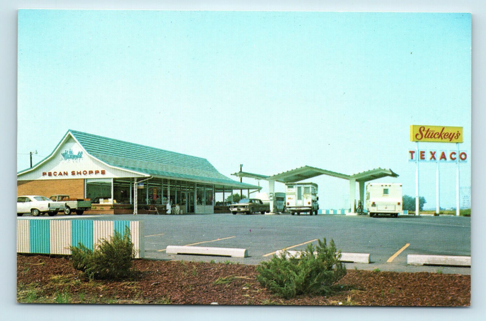 30 vintage photos of grocery stores, corner shops, and gas stations
