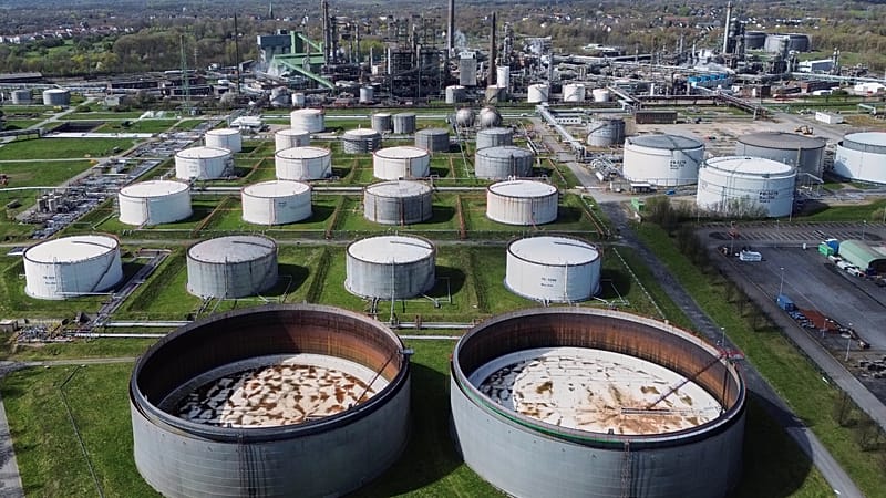 Oil falls below $80 as OECD oil reserves drop to lowest level since 1990
