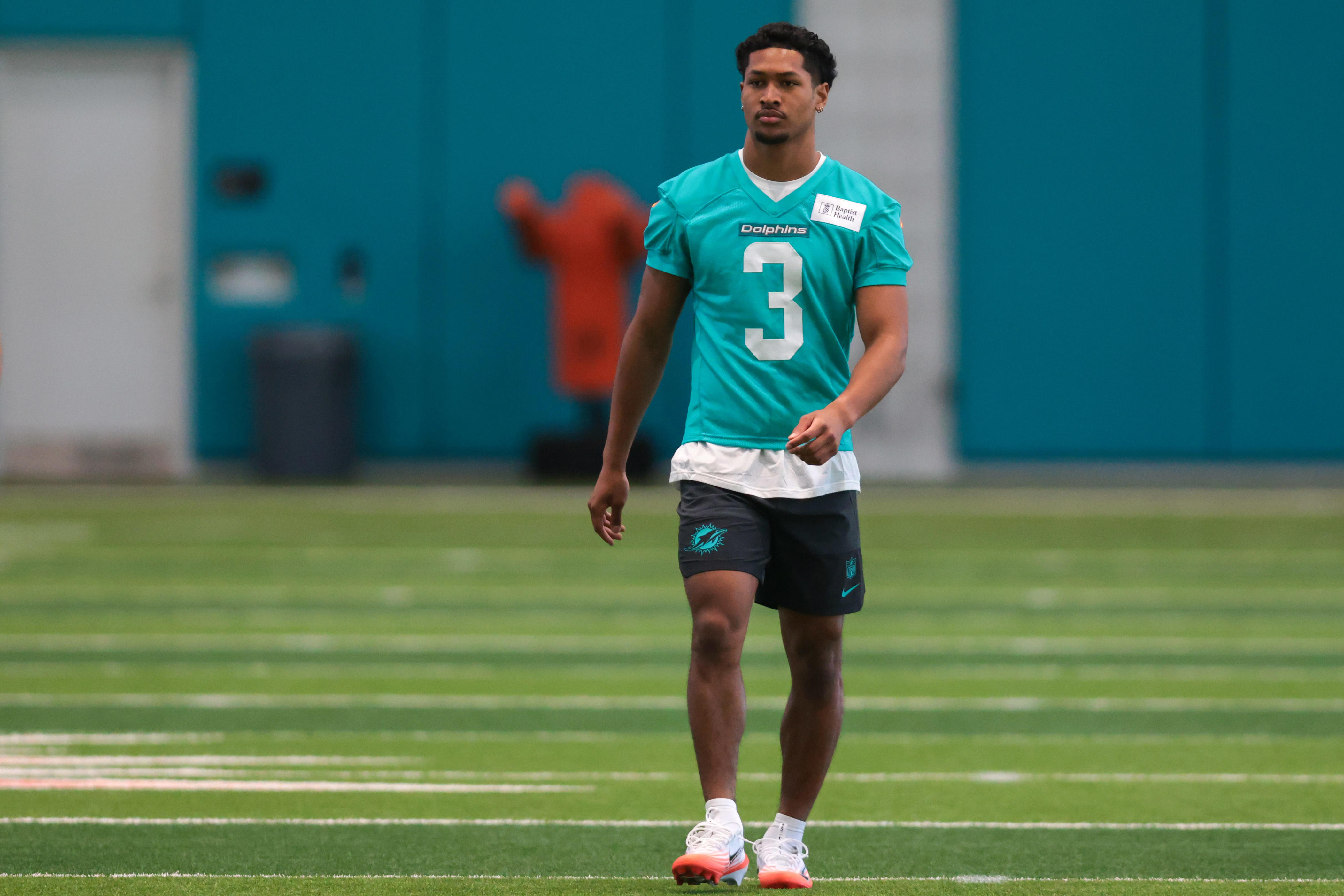 Watch Dolphins players participate in drills at first day of 2026 OTAs