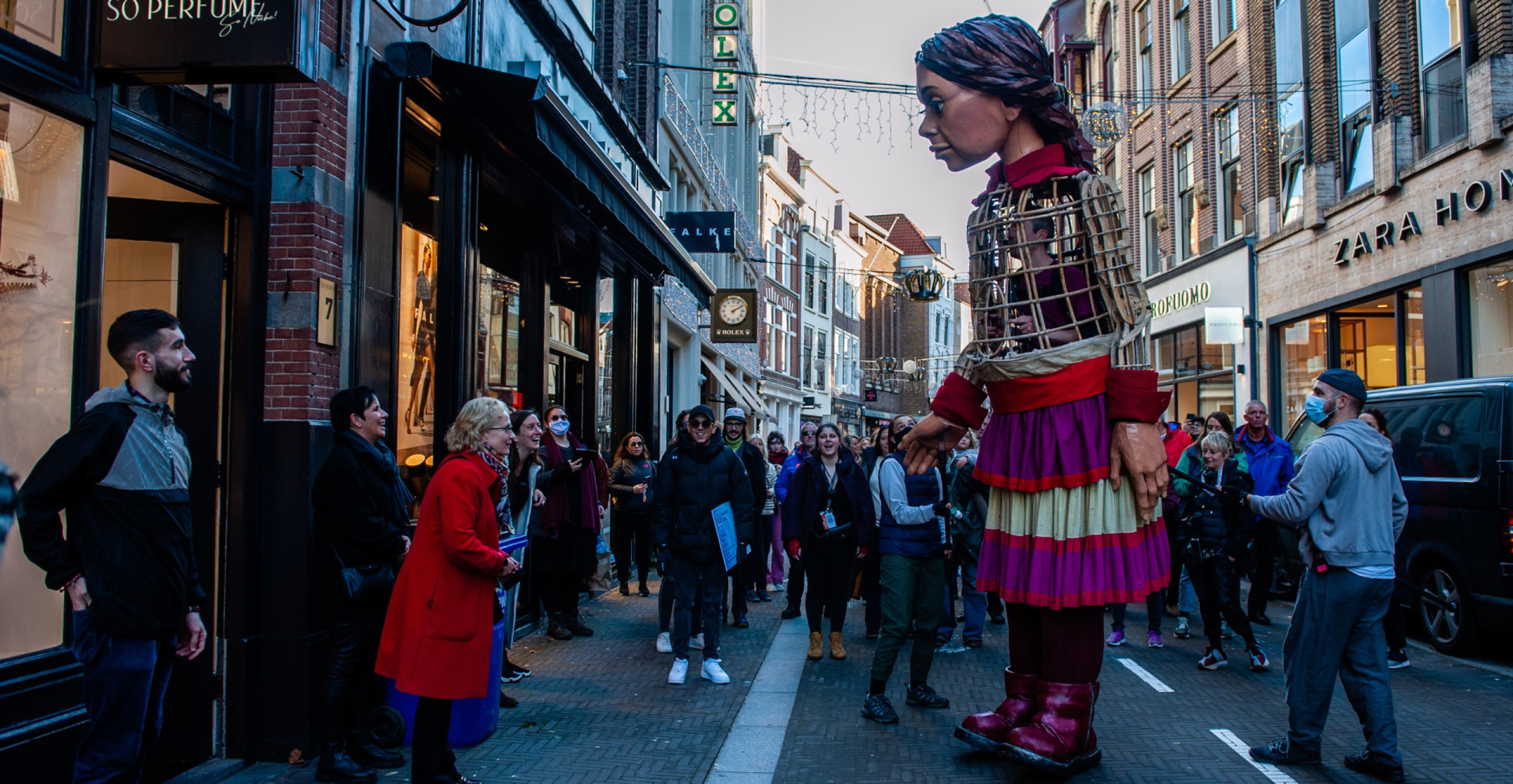 Which countries have the tallest and shortest populations?