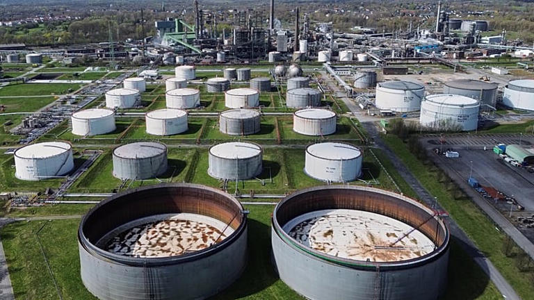 Oil falls below $80 as OECD oil reserves drop to lowest level since 1990