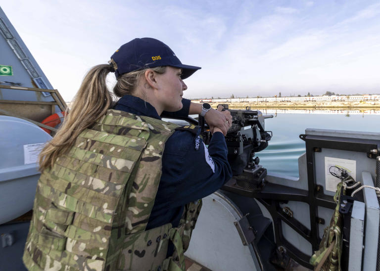 Iran: HMS Dragon transits through Suez Canal as she heads to Middle ...
