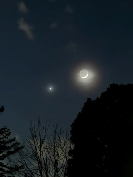 Moon and Venus stuns the night sky hand-in-hand Monday night