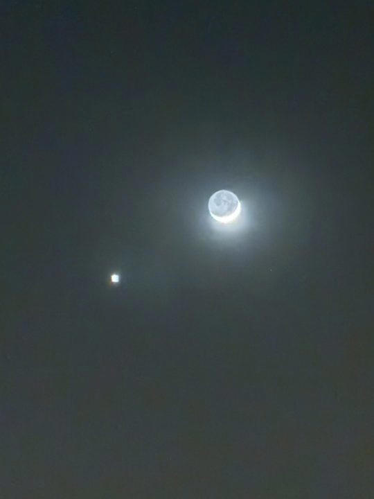 Moon and Venus stuns the night sky hand-in-hand Monday night