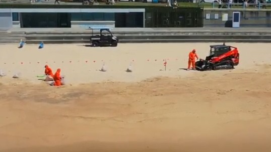Police suddenly shut down the beach - then people saw men in hazmat ...