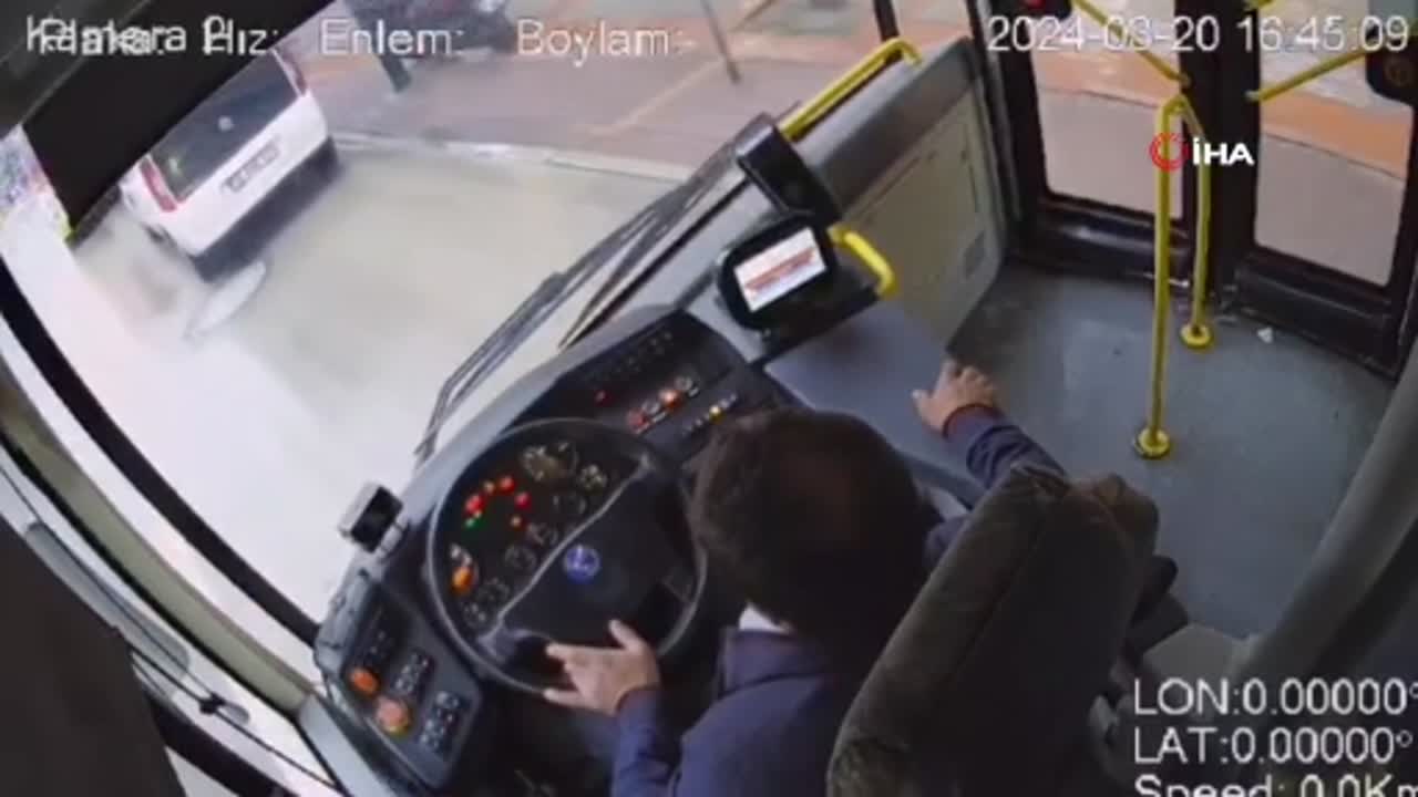 Otobüs şoförü uykuya daldı, önündeki araca çarptı... Lise öğrencisi iki ...