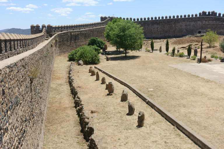 El castillo medieval que domina este pueblo de Huelva y que cuenta con ...