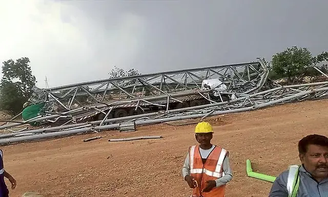 Massive crane collapses amid heavy rain and winds in Raichur; workers ...