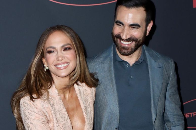 Jennifer Lopez's blush look gets upstaged by Brett Goldstein chemistry ...