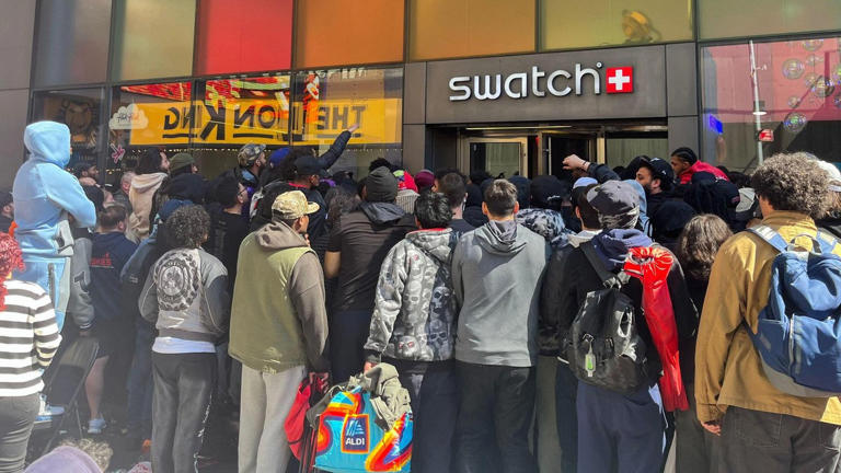 Campingstühle vor Swatch-Filialen: „Royal Pop“ löst weltweiten Hype aus