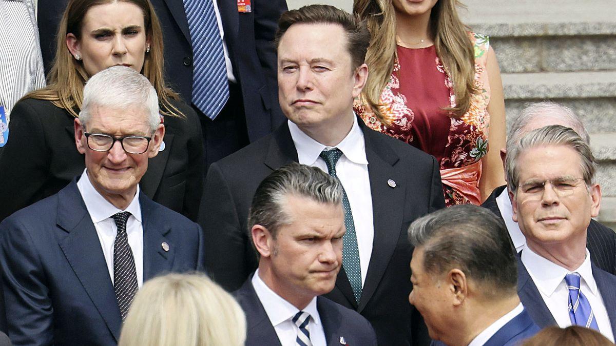 Elon Musk's 'weird faces' at China banquet mocked amid reunion with ...