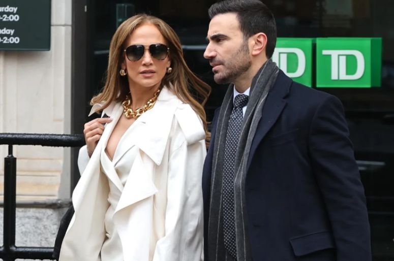 Jennifer Lopez's blush look gets upstaged by Brett Goldstein chemistry ...
