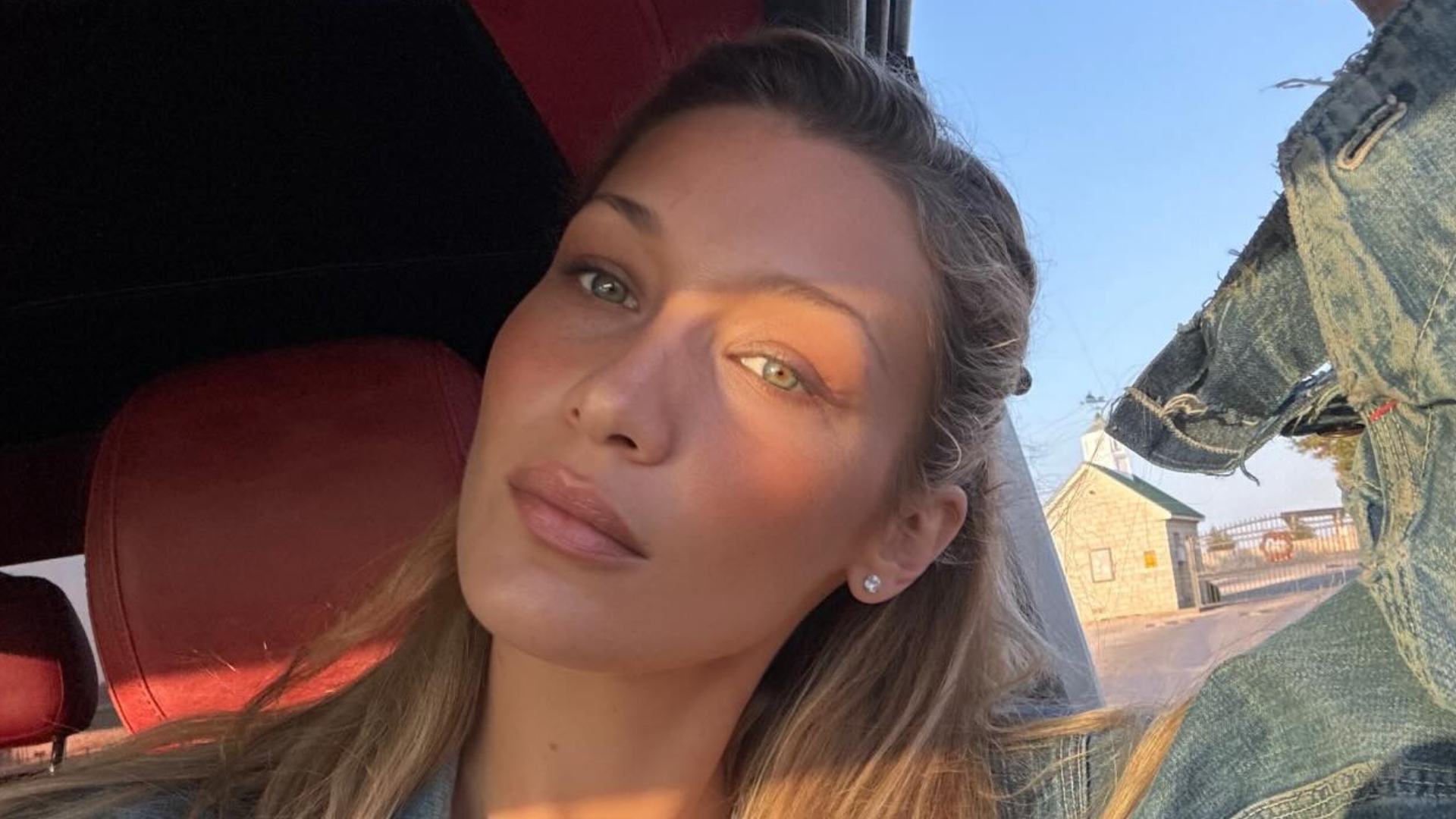 Bella Hadid maakte een opvallende entree in Cannes in een gouden jurk