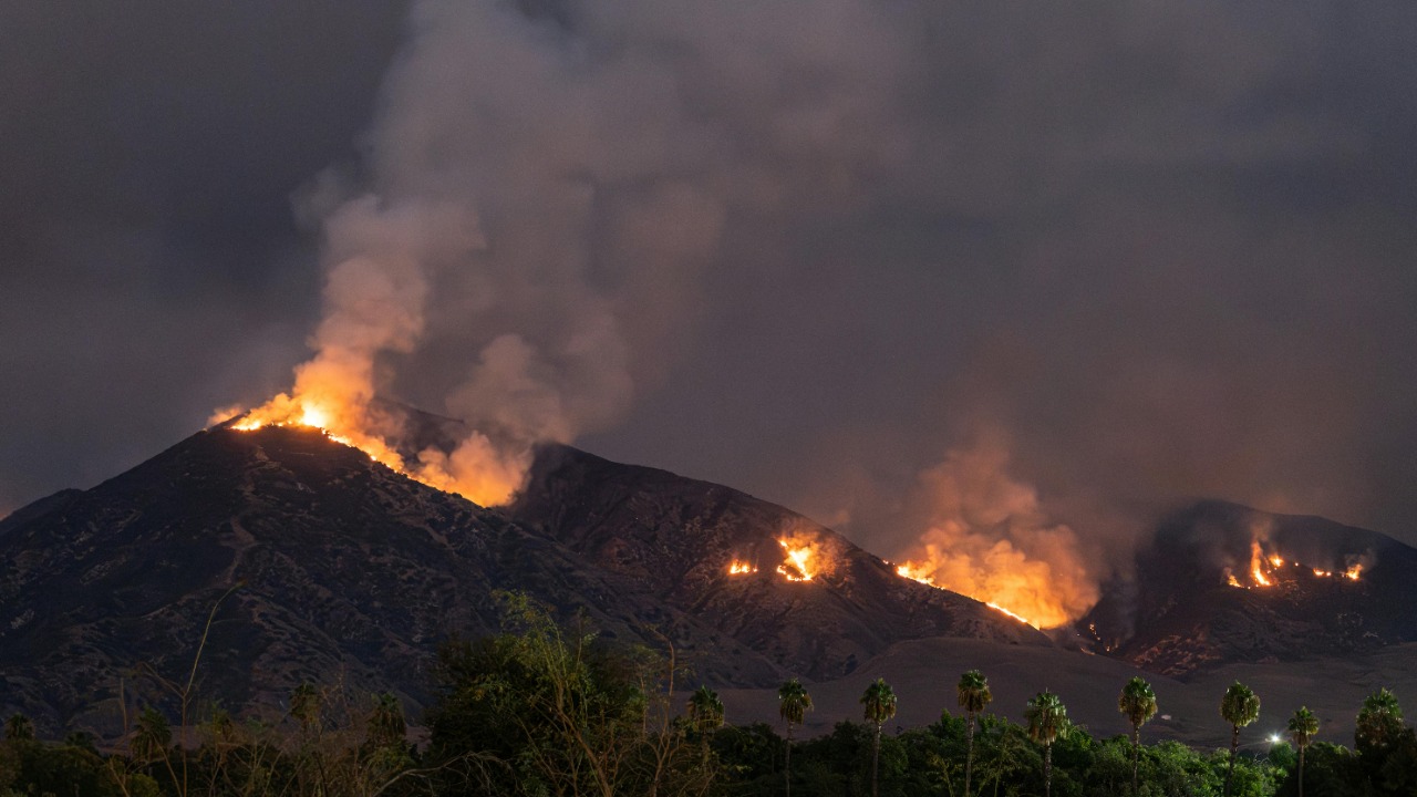 The Sandy Fire is burning 184 acres in Simi Valley right now — crews ...