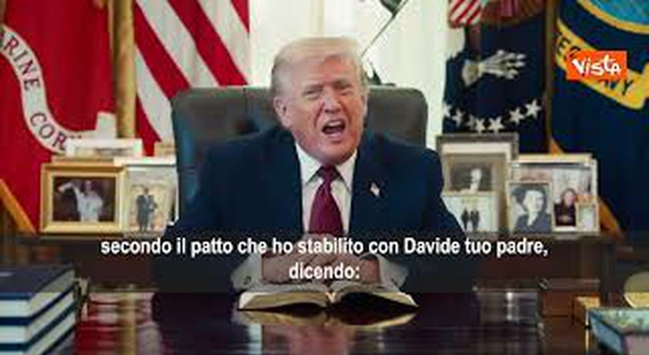 Trump legge un passo della Bibbia nello Studio Ovale