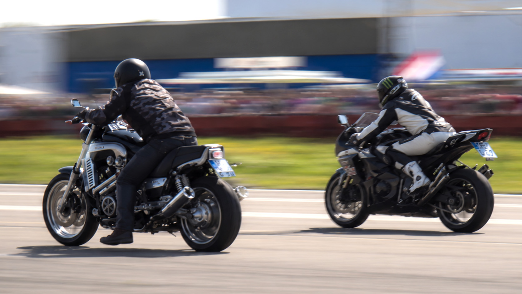 High speed motorcycles clash in a 1/4 mile drag race