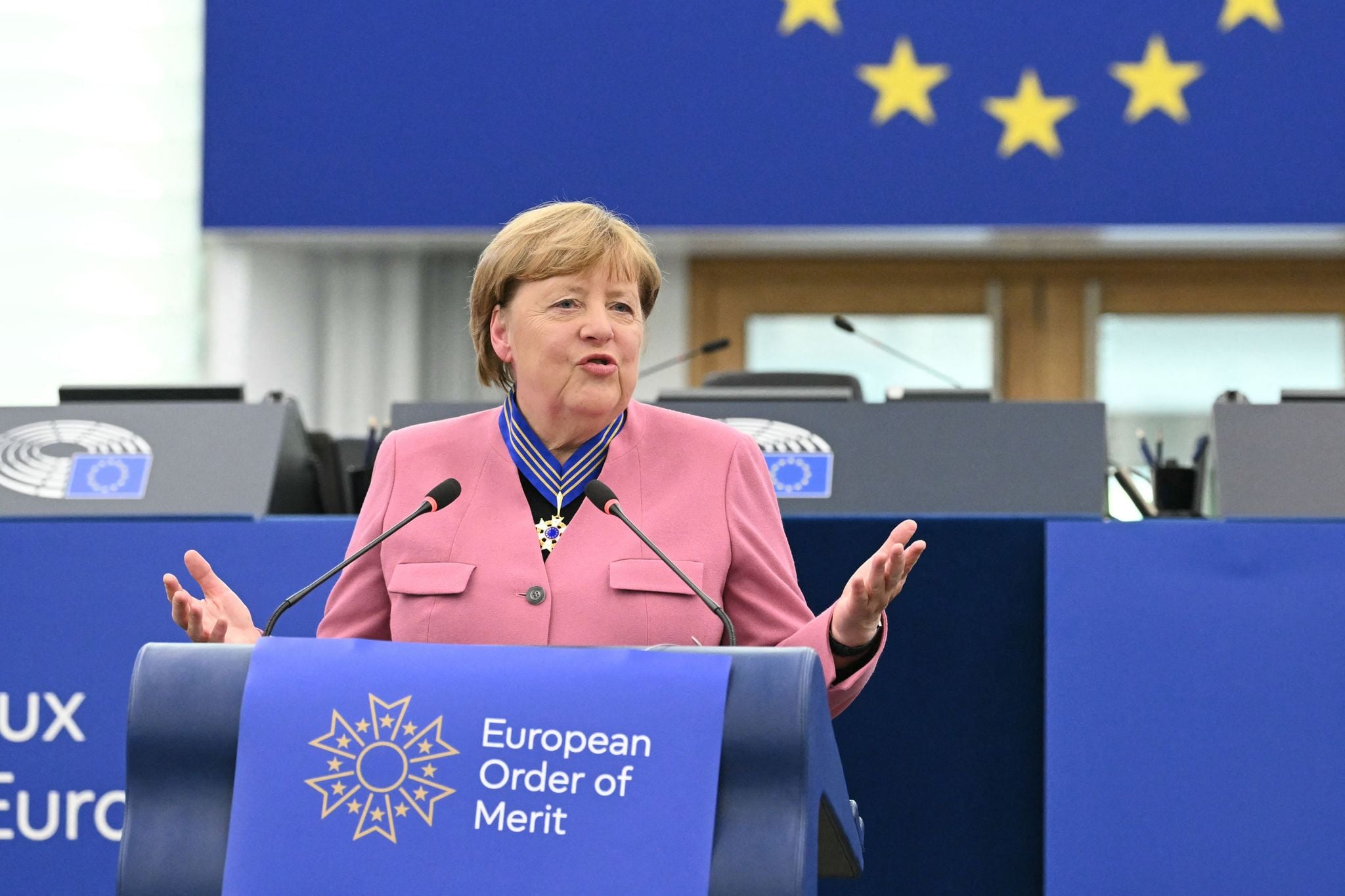 Angela Merkel mit europäischem Verdienstorden geehrt