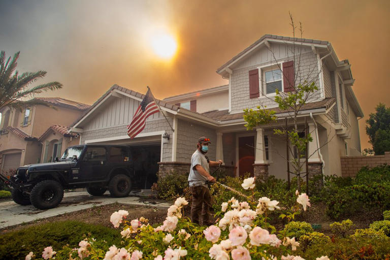 Wildfire forces evacuation of 10,000 homes in Southern California