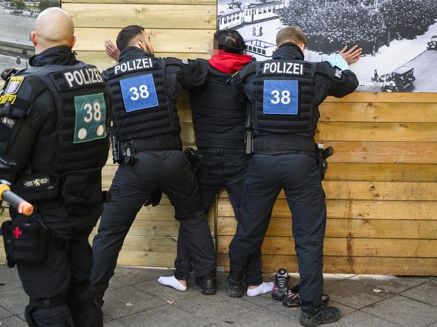 Polizist verprügelt 65-Jährigen bei Personenkontrolle – elf Monate ...