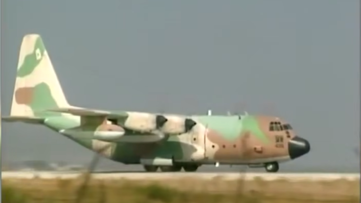 100 Israeli commandos flew 2,500 miles into enemy territory to save ...