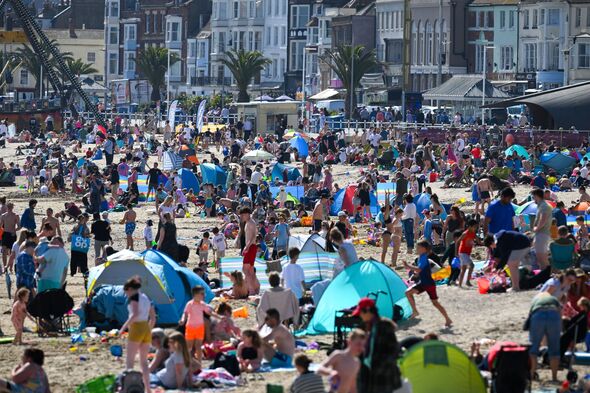 UK weather maps turn volcanic red for 33C scorcher - 18 counties above 28C