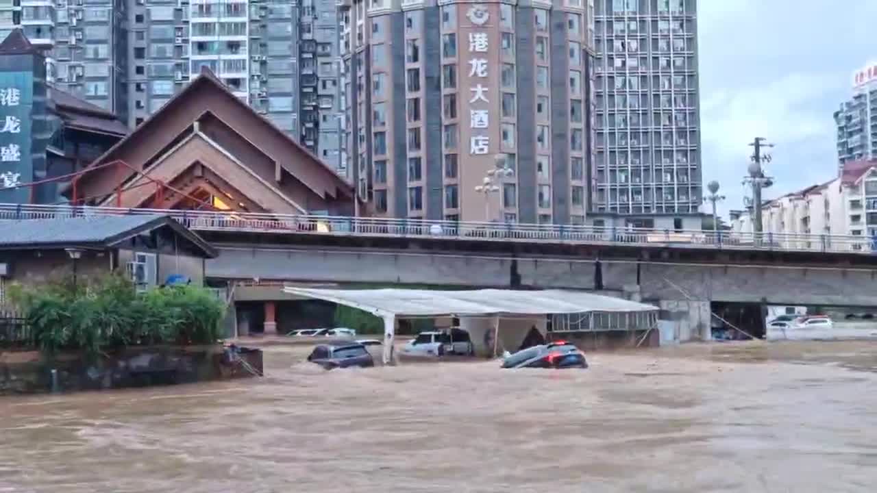 Severe flash flooding submerges streets and vehicles in Duyun, Guizhou ...