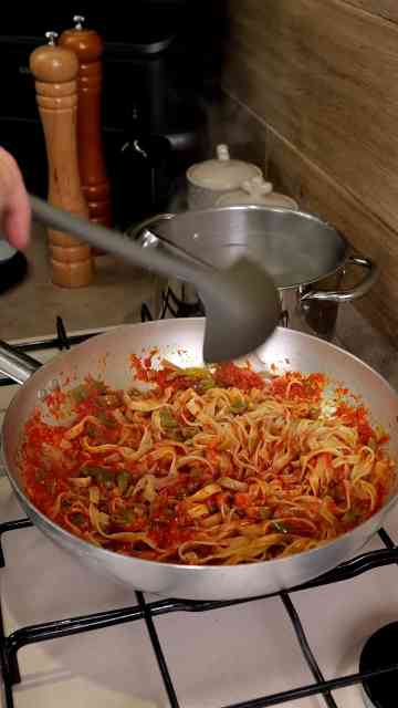 Tagliatelle al sugo di peperoncini verdi friggitelli