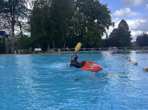 Freibadsaison im Hunteholz eröffnet: Stadtwerke verschenken Kajak