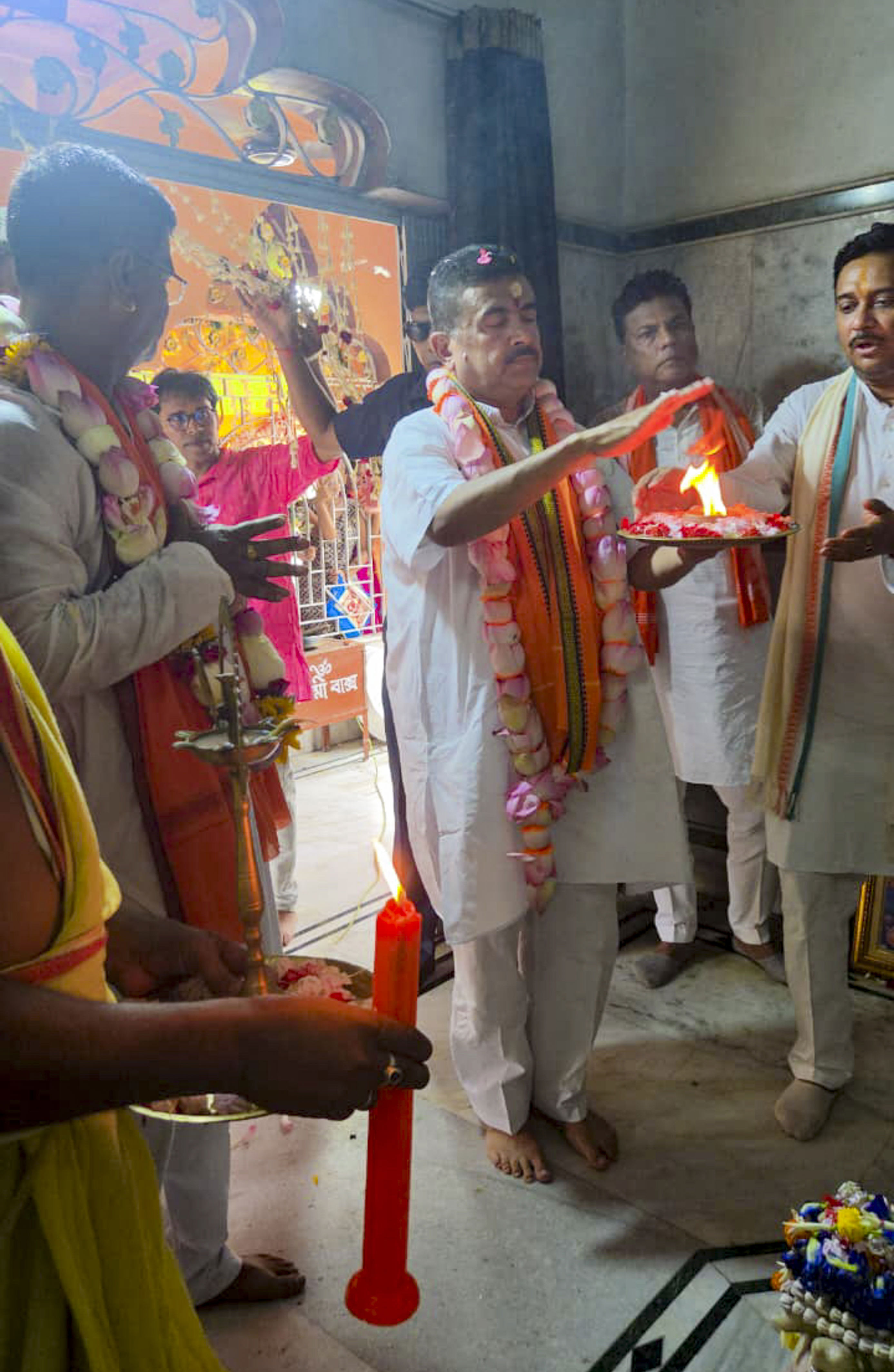 Falta repoll: Bengal CM holds road show, draws large crowds