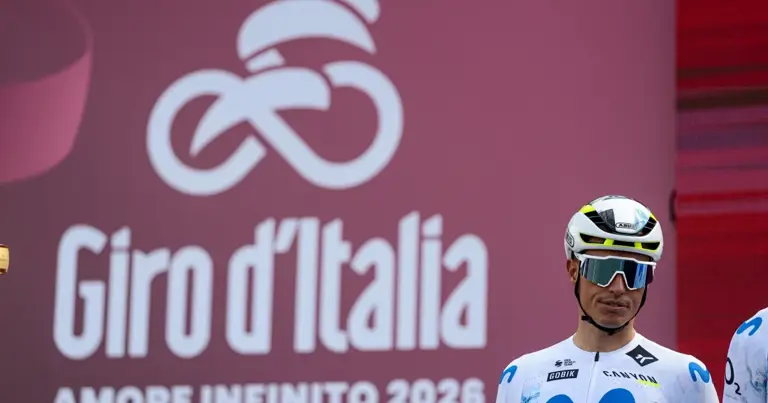 Renner tijdens rit in de Giro gespot met truitje van... de vrouwenploeg