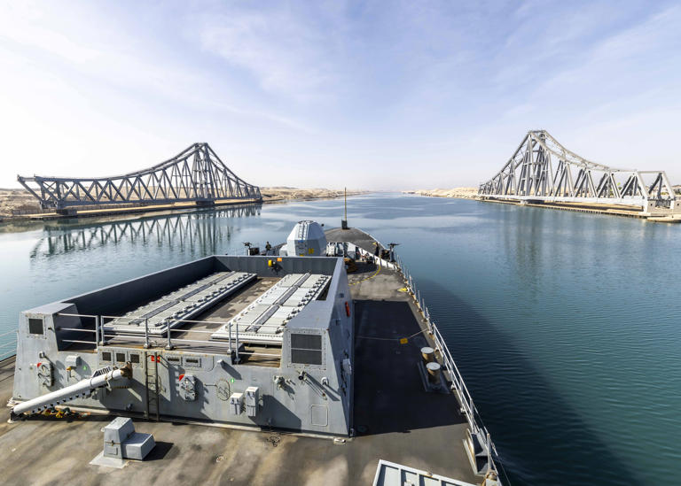Iran: HMS Dragon transits through Suez Canal as she heads to Middle ...