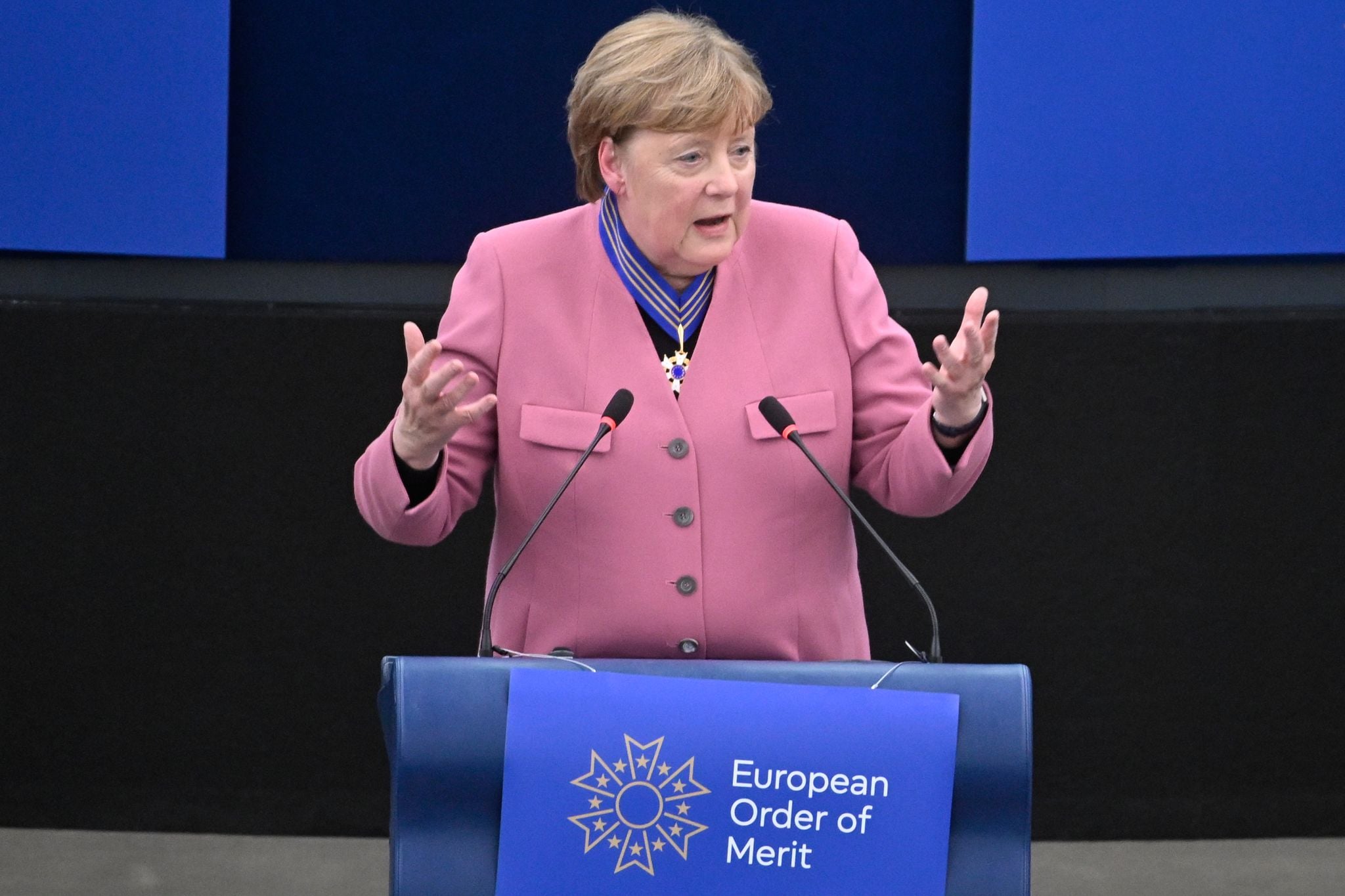 Angela Merkel mit europäischem Verdienstorden geehrt