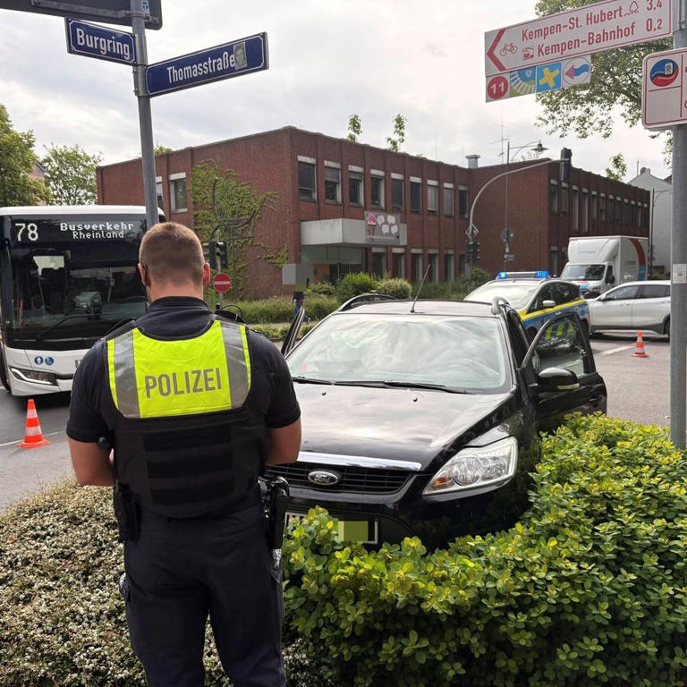 Auto landet in Grünbeet am Ring