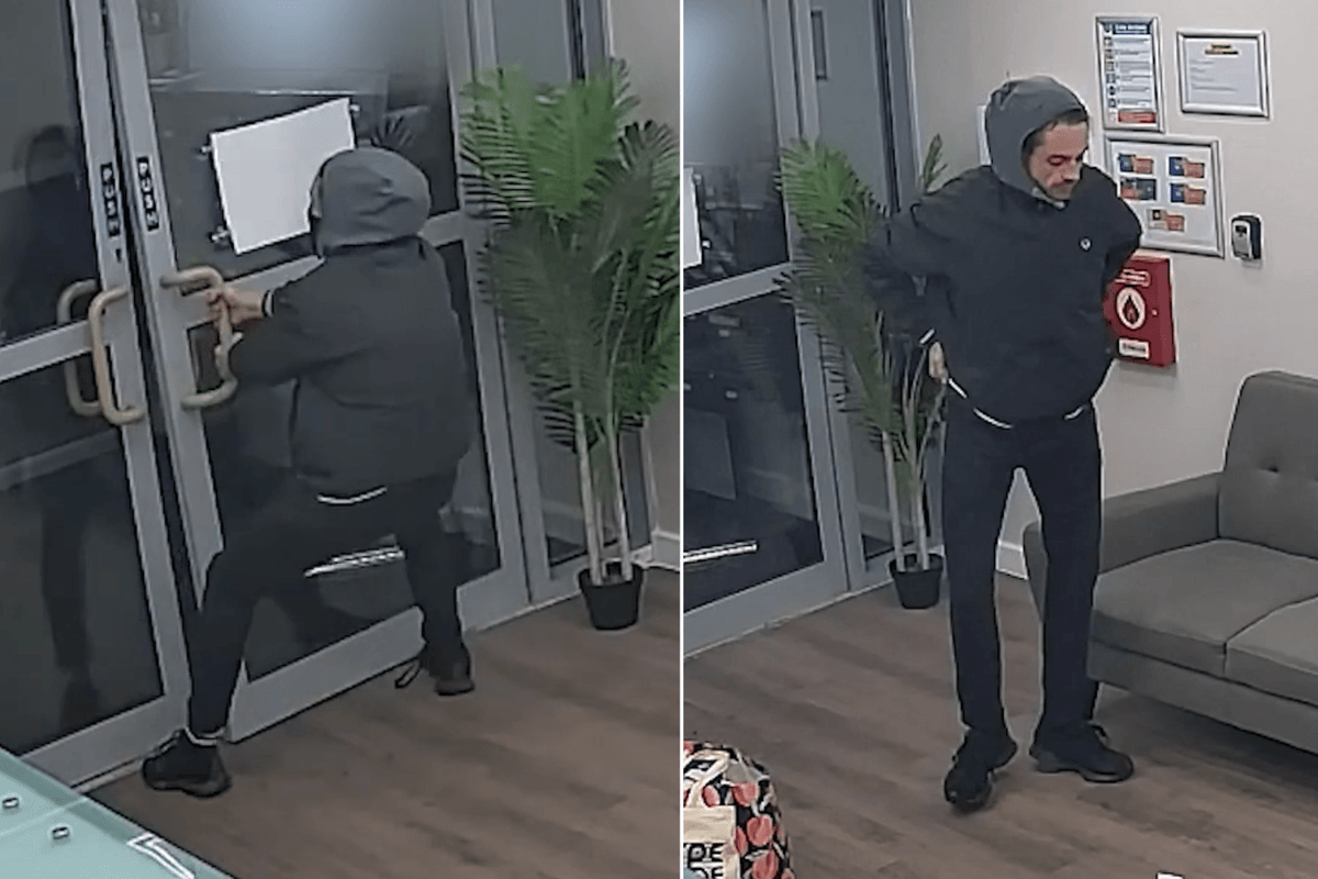 Watch the moment inept burglar frantically fails to open door after ...