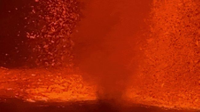 'Tephra Devil' swirls during Kilauea eruption