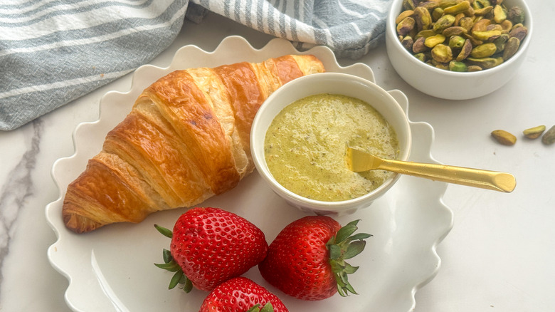 Homemade Italian pistachio cream recipe