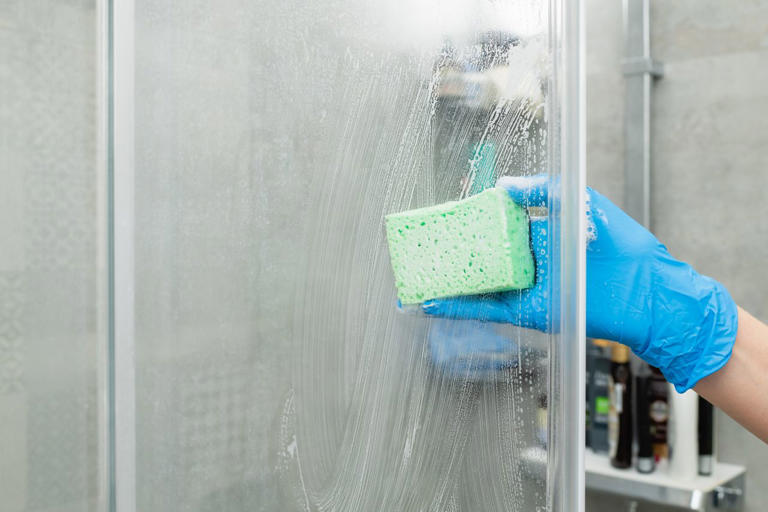 How to clean a dirty shower with vinegar without scrubbing for hours